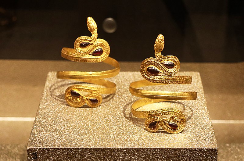 History of Jewellery : From bones to gold and beyond – Delondra